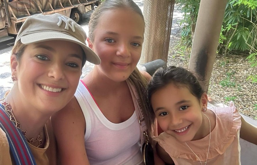Ticiane Pinheiro abre álbum de fotos em Orlando com as filhas, Rafaella e Manuella
