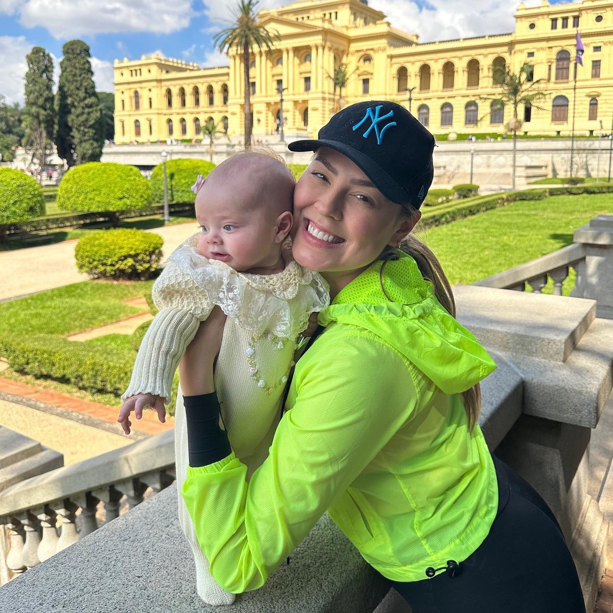 Estudante de medicina e ex-BBB, Isabella Cecchi passeia com filha de 3 ...