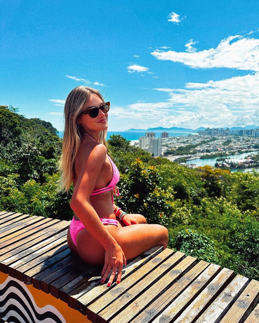 Ex-BBB Bárbara Heck posa de biquíni e exibe físico no Rio de Janeiro: 'Plena'