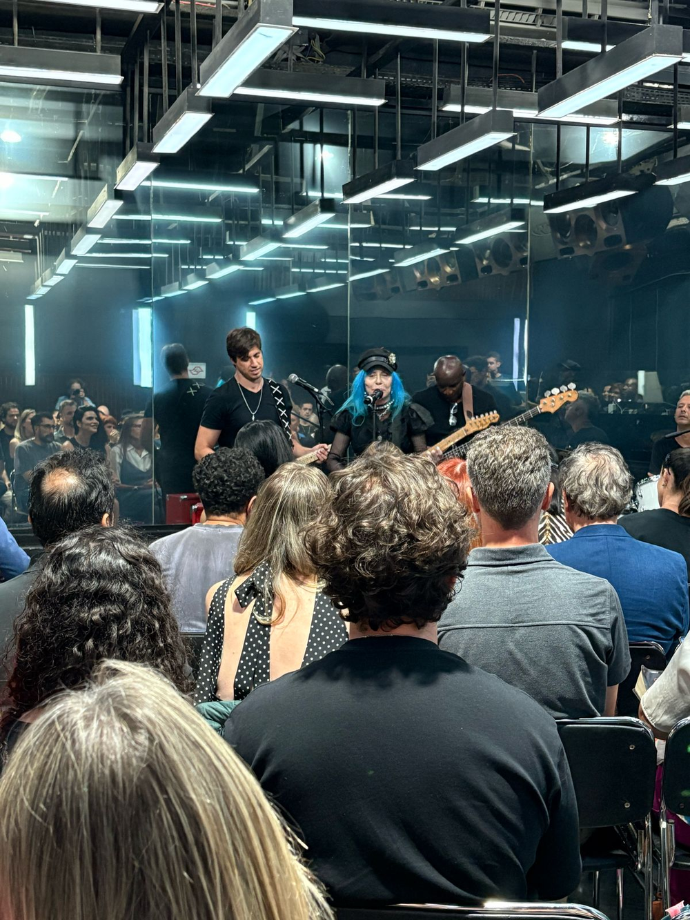 Primeiro culto evangélico na D-Edge, tradicional balada de SP, tem Baby ...