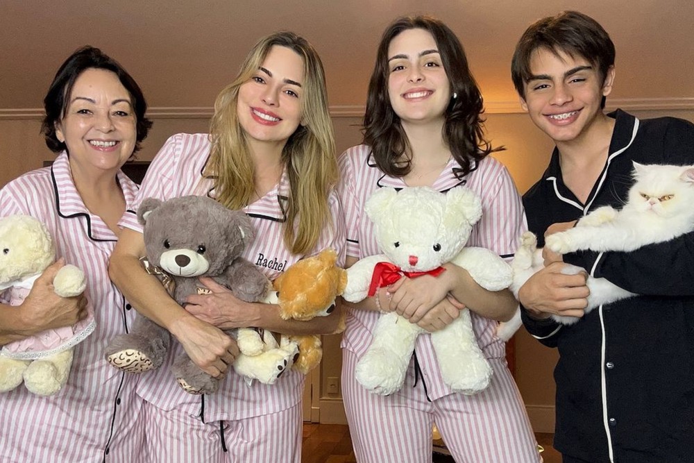 Rachel Sheherazade posta clique raro com os filhos adolescentes