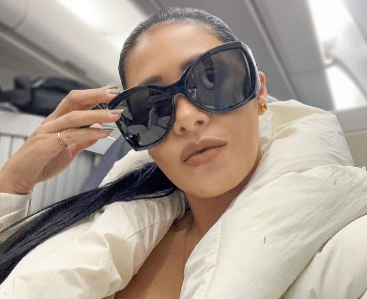Simaria surge poderosa em cliques em avião e recebe elogios: 'Rainha'