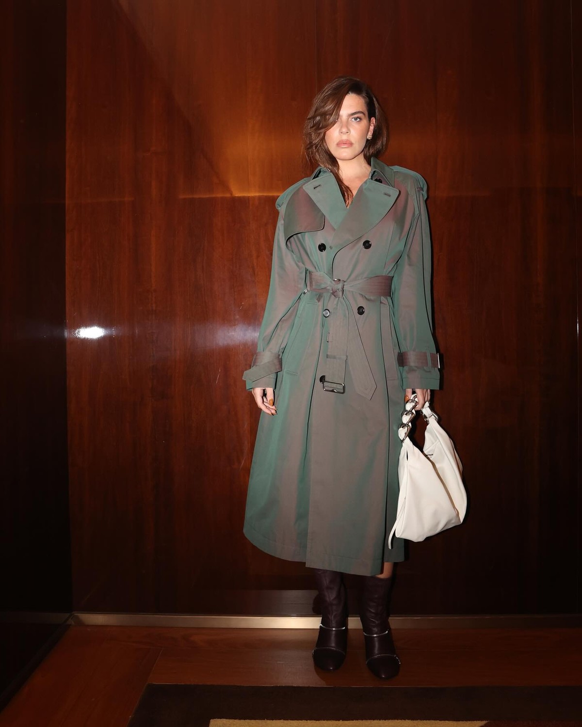 Mariana Goldfarb posa com trench coat grifado de R$ 17 mil