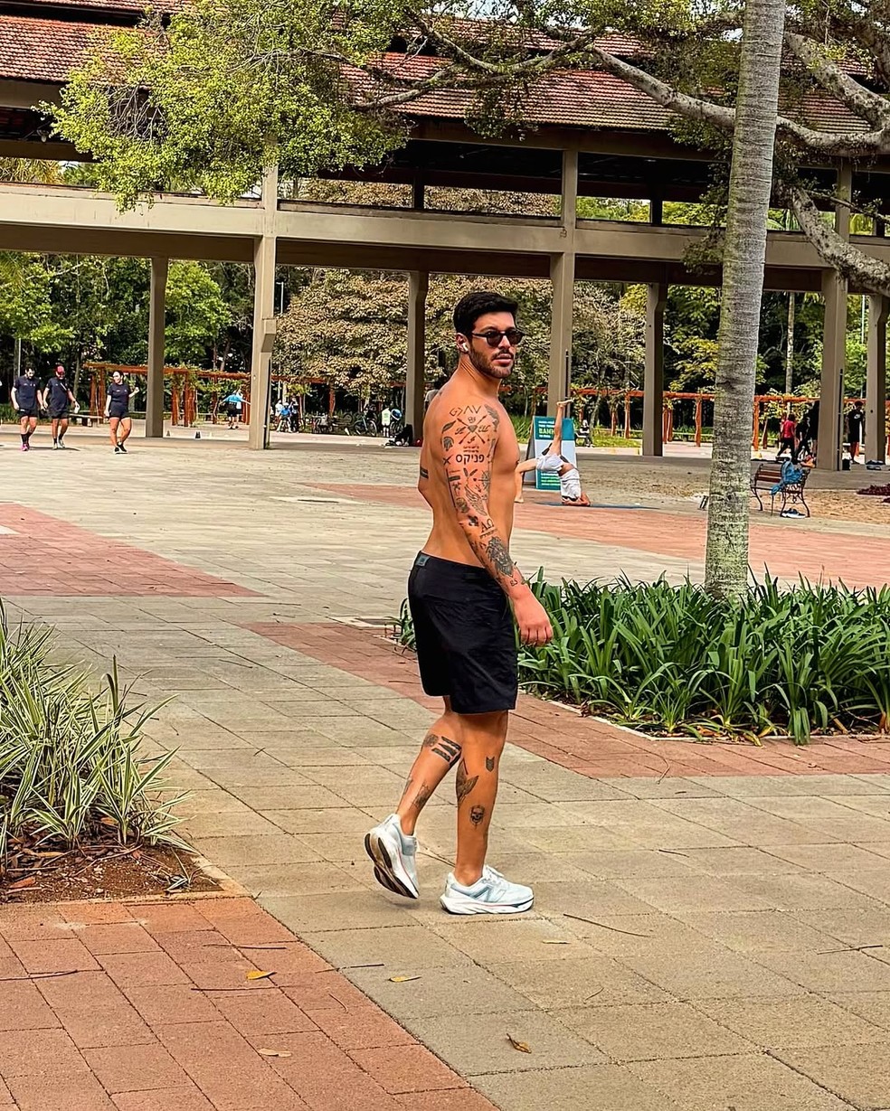 Rodrigo Mussi mostra boa forma em cliques nas redes