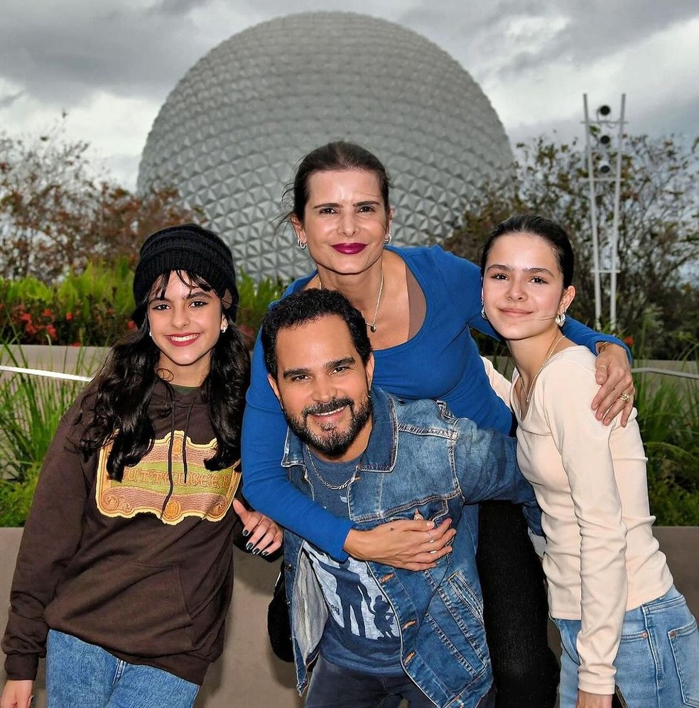 Filha de Luciano Camargo surge em foto da família e rouba a cena ...