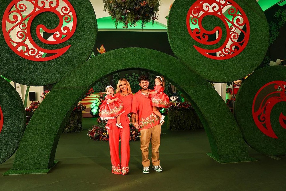 Virginia, Zé Felipe e as filhas combinam roupa em aniversário de Maria Flor
