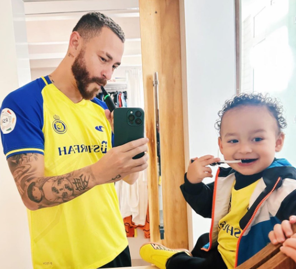 Fred encanta ao posar com o filho, Cris: 'Nossos momentinhos'