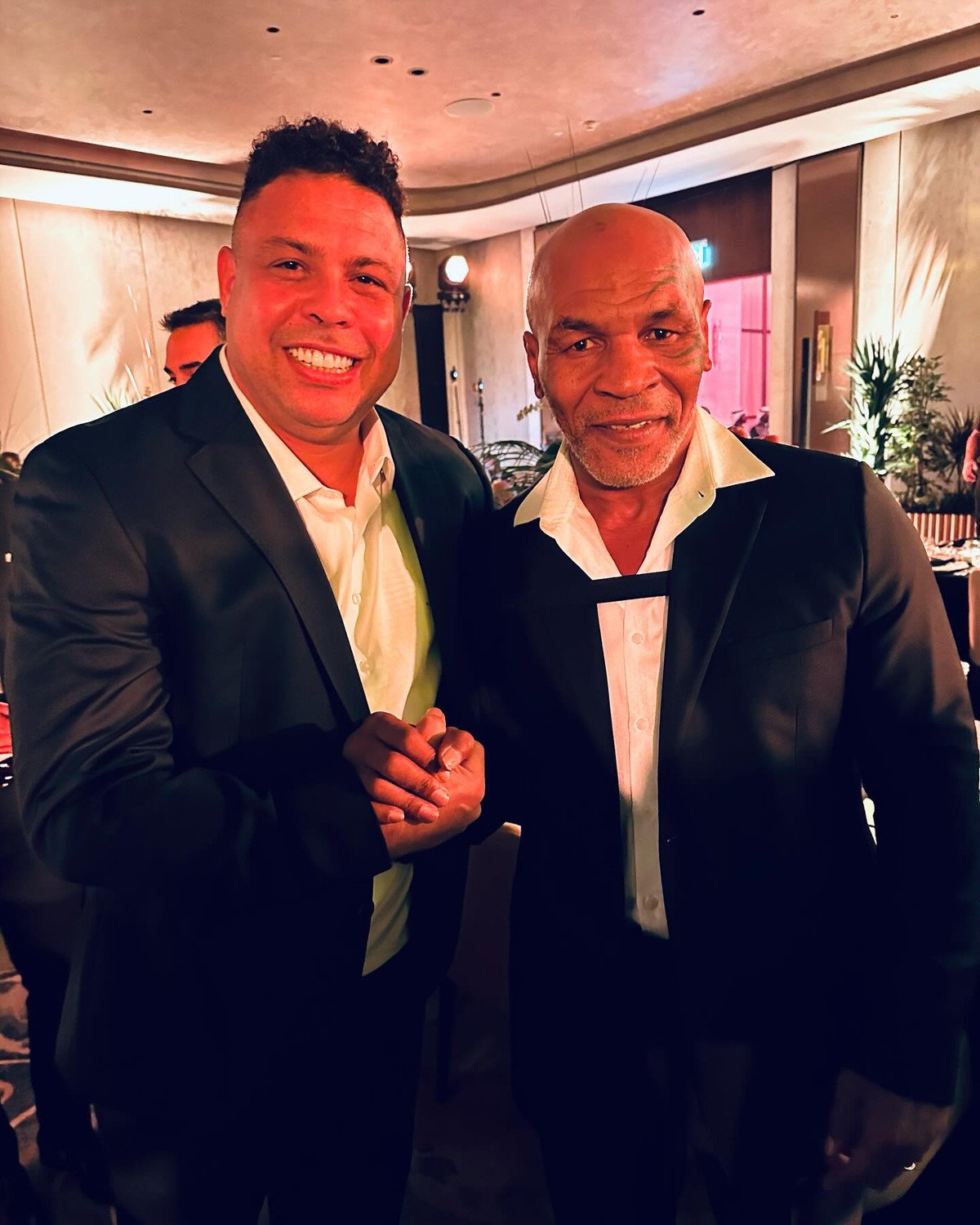Ronaldo Fenômeno posa ao lado de Mike Tyson, Eminem, Conor McGregor e ...