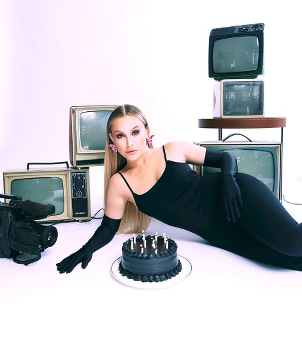 Carla Diaz celebra aniversário de 33 anos e 30 anos de carreira: 'Gratidão'