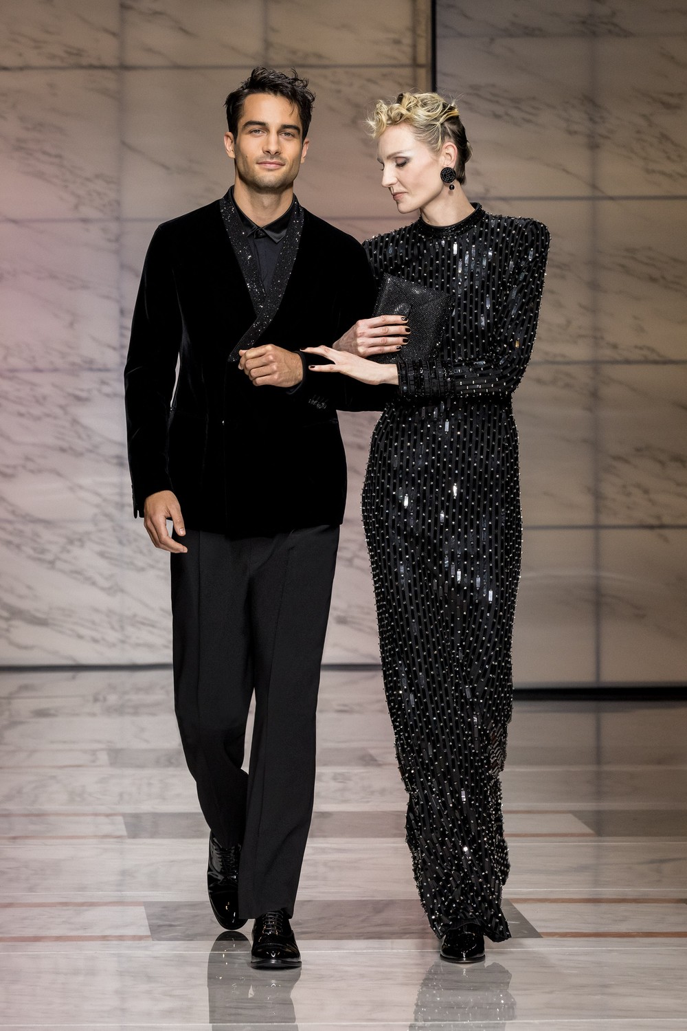 Giorgio Armani une veludo no clássico e no esportivo em desfile dedicado a Milão