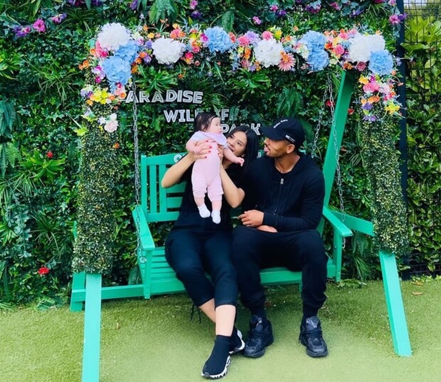 Gabriel Jesus compartilha foto com namorada e filha em zoológico