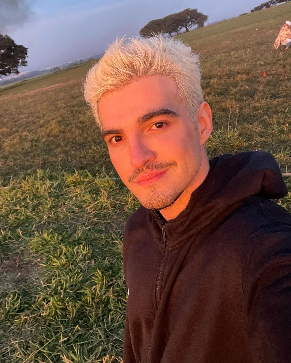 Jeans country e fios platinados: por trás do visual de 'SUPER', novo disco de Jão