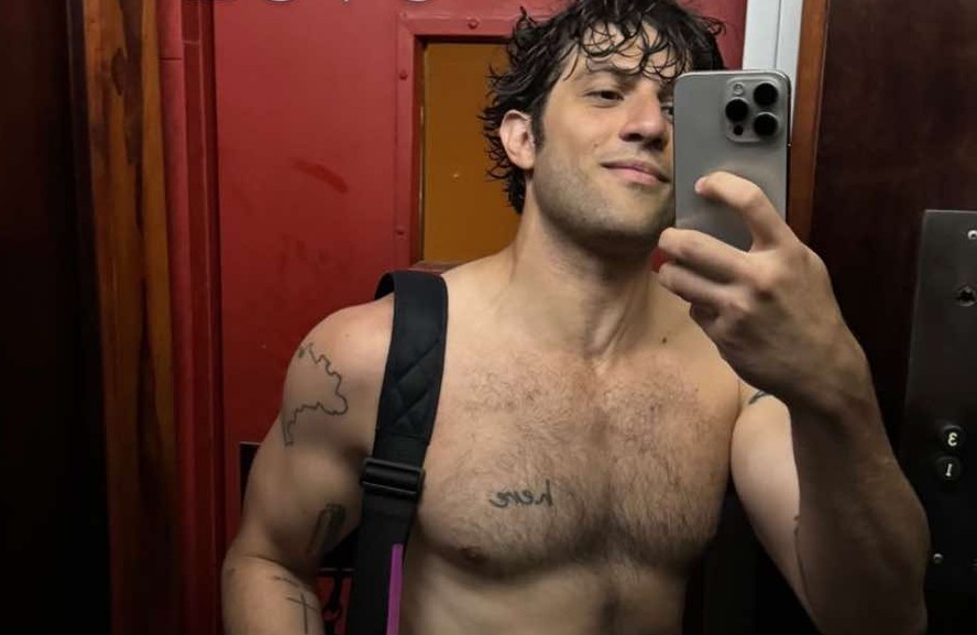 Chay Suede posa sem camisa e exibe boa forma pós-treino: 'Teve'