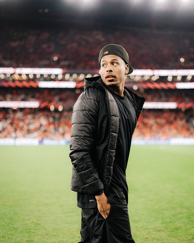 Paulo André assiste partida de futebol em viagem a Portugal