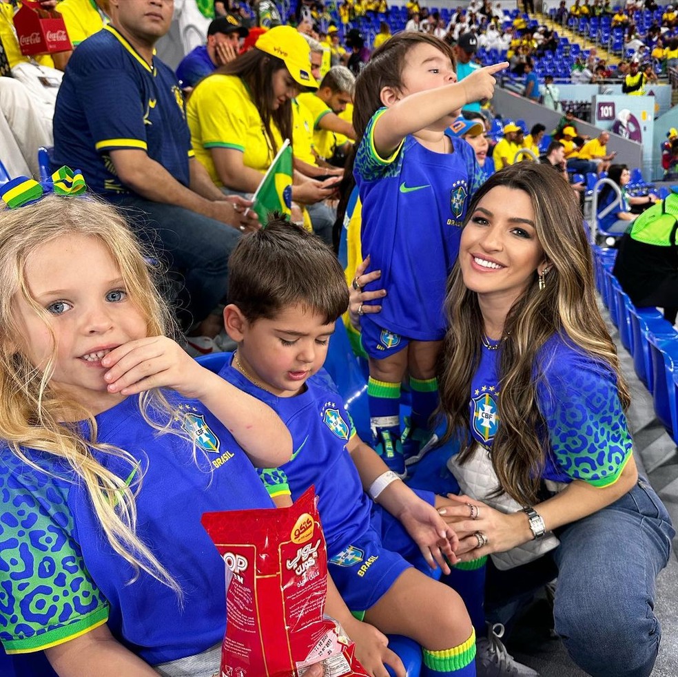 Esposa do goleiro Alisson leva filhos ao estádio e vibra com segunda ...