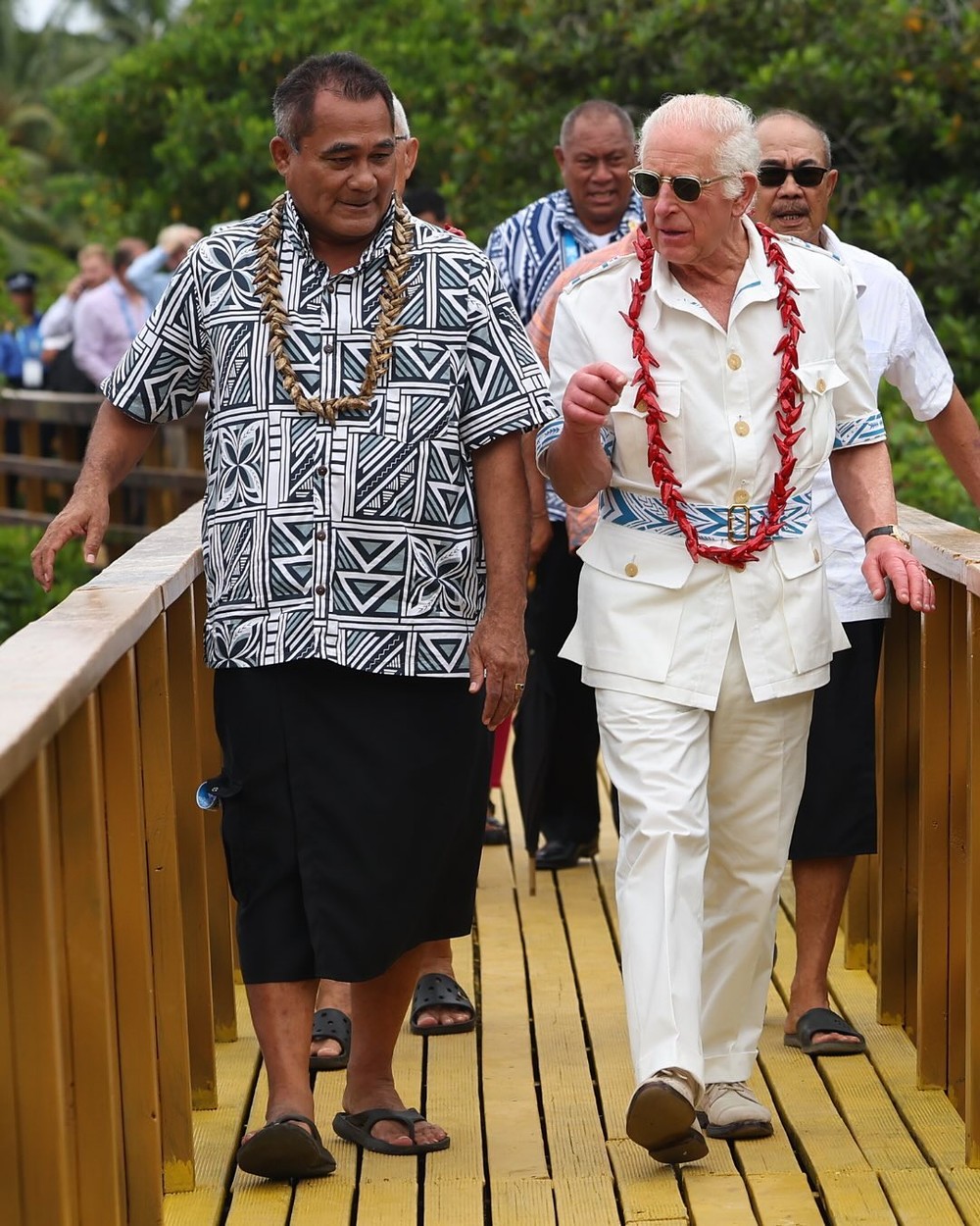 Rei Charles III em Samoa: drink narcótico, botões de camisa abertos e ...