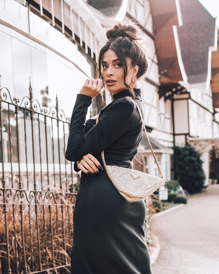 Aline Campos posa em Campos do Jordão com bolsa de mais de R$ 15 mil ...