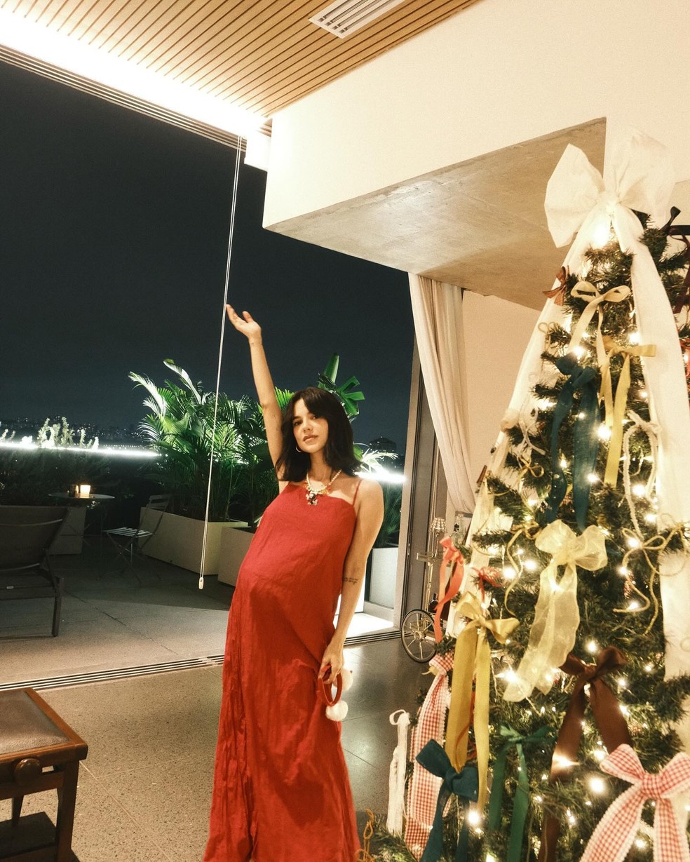 Manu Gavassi abre registros de Natal e fotos da primeira gestação