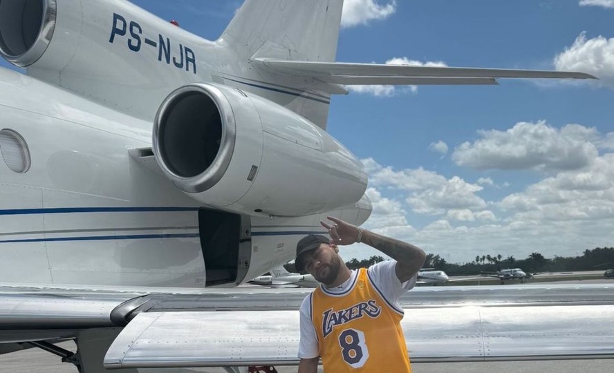 Neymar posa ao lado de jato de R$100 milhões com suas iniciais 'NJR'