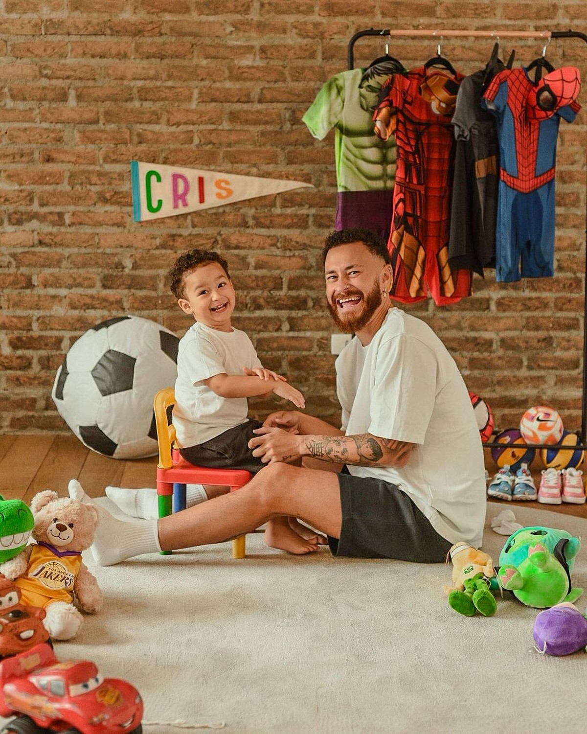 Fred Bruno emociona com homenagem de aniversário de seu filho, Cris