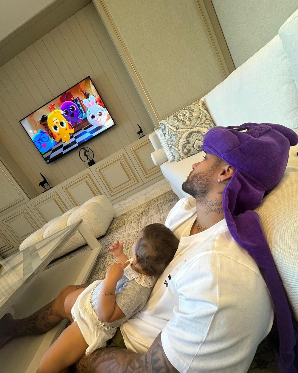 Neymar Jr. posa com Mavie e Bruna Biancardi e web reage a fofura da menina