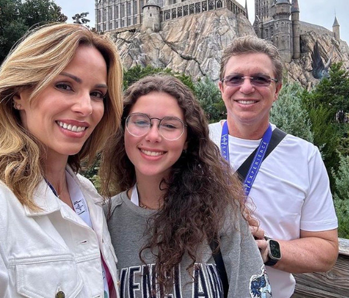 Ana Furtado e Boninho posam com a filha, Isabella, em parque de ...