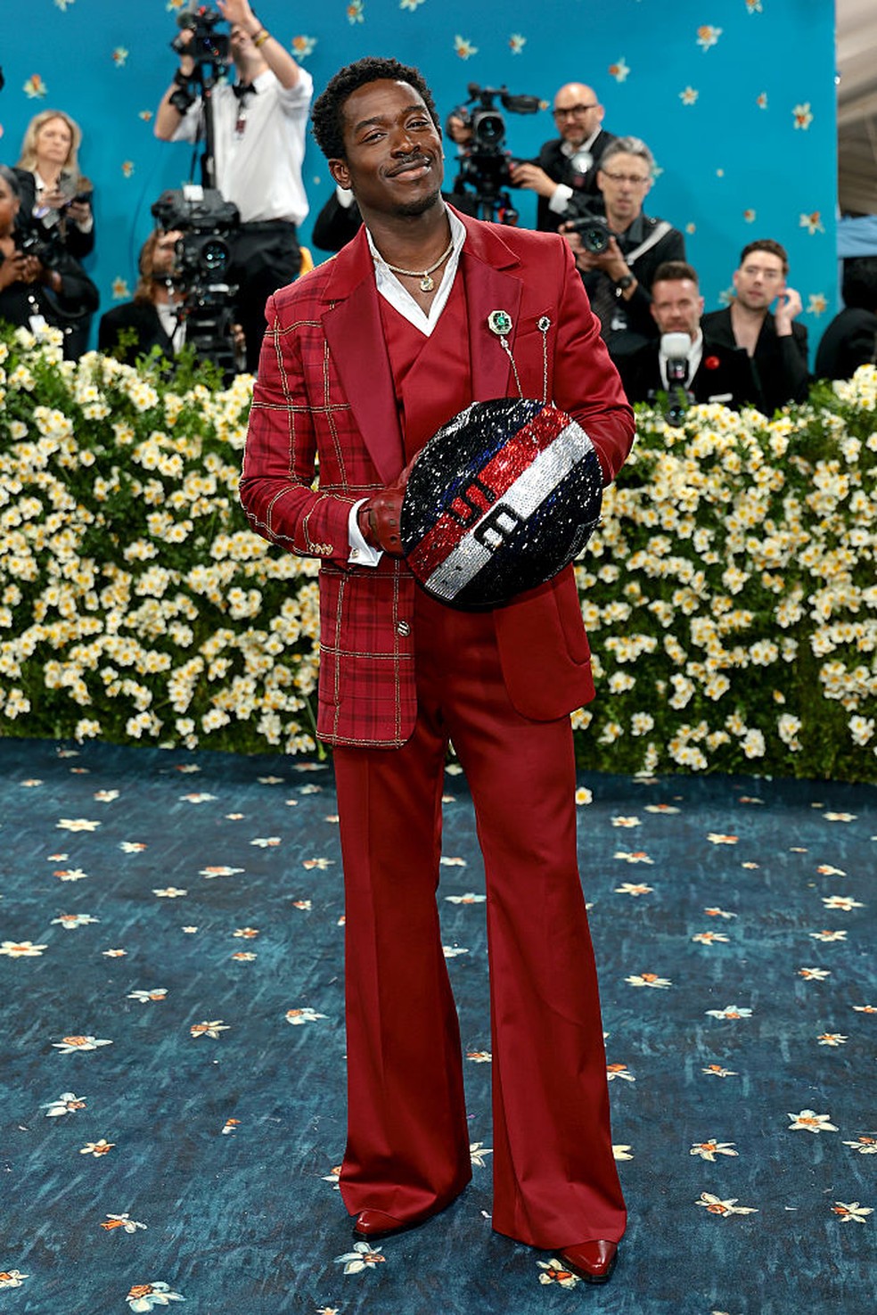 Met Gala 2025: Ator de Fórmula 1, novo filme de Brad Pitt, transforma ...