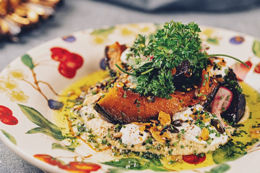 Segunda sem carne: aprenda a fazer purê de grão de bico com granola salgada