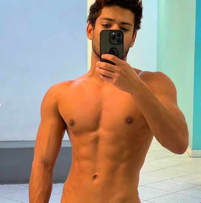 Gabriel Santana mostra abdômen trincado e recebe elogios nas redes