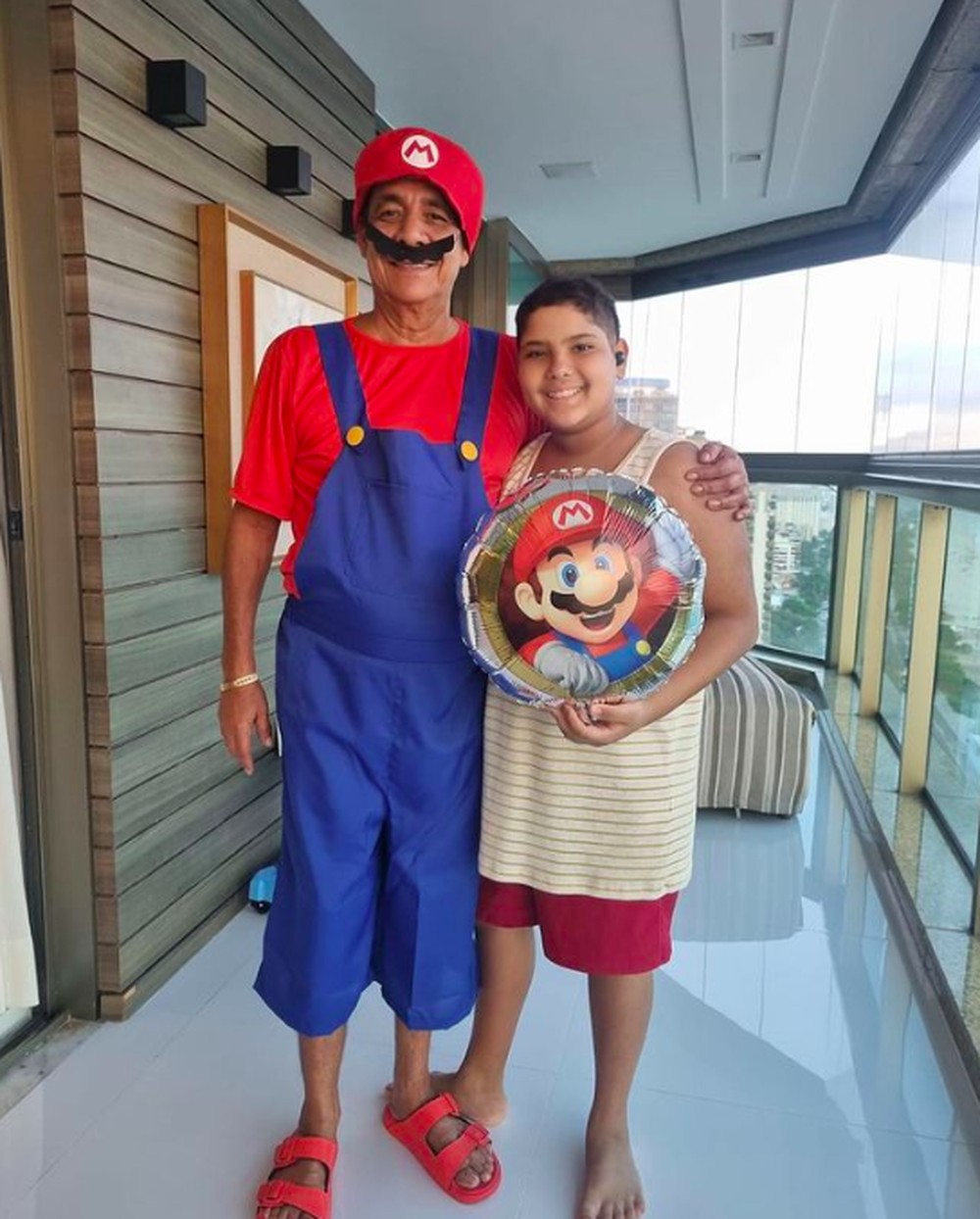 Zeca Pagodinho posa fantasiado de Mario ao lado do neto: 'Super Zeca Bros'