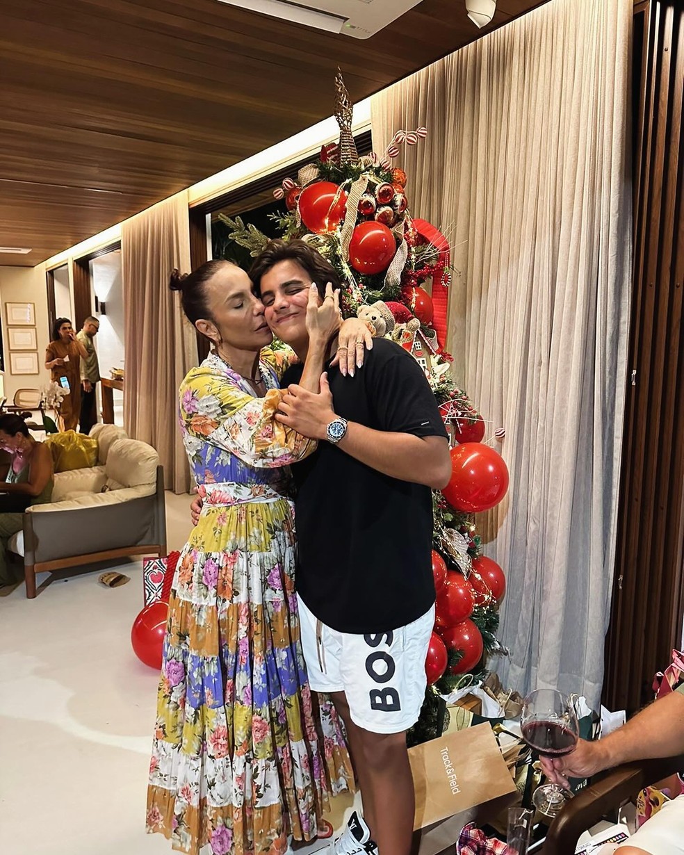 No hospital, Ivete Sangalo ganha homenagem do primogênito Marcelo nas ...