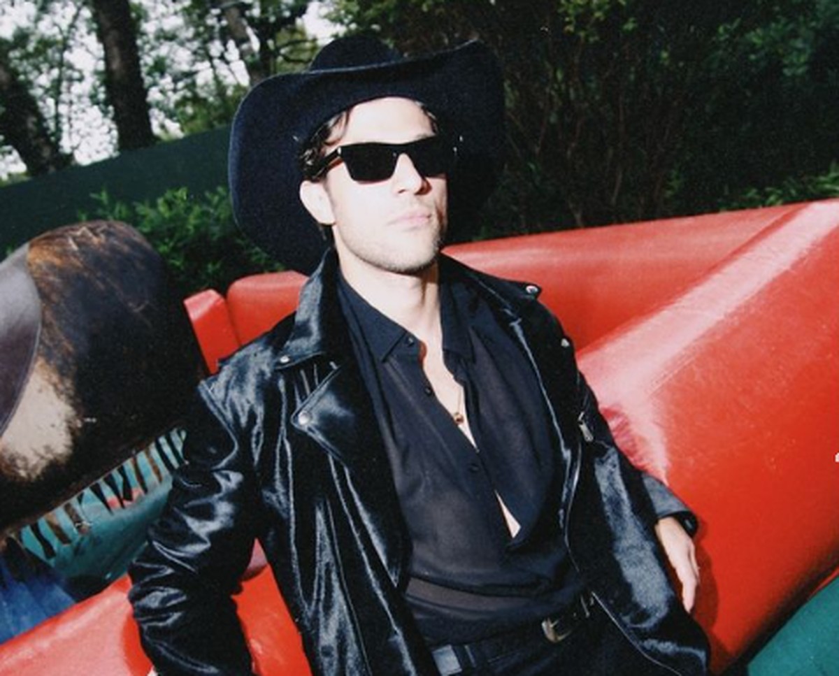 Chay Suede abre álbum de aniversário de 32 anos: 'Foi gostoso demais'