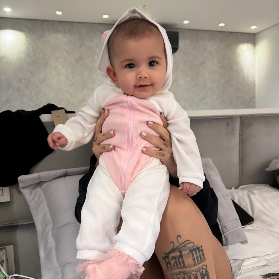 MC Mirella celebra os 5 meses da filha e explode 'fofurômetro': 'princesa'