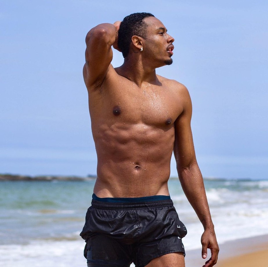 Paulo André exibe abdômen trincado na praia e arranca suspiros ...