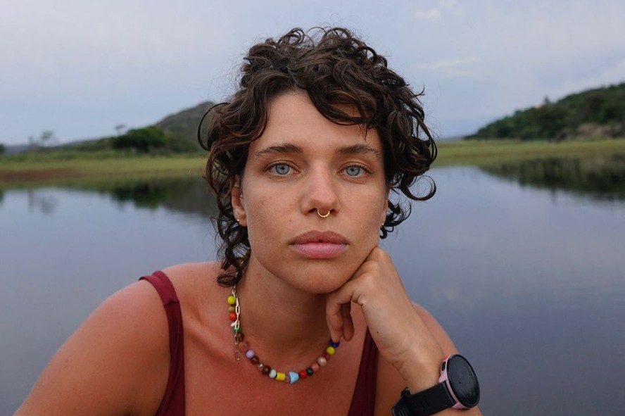 Bruna Linzmeyer exibe beleza natural em novo ensaio de fotos