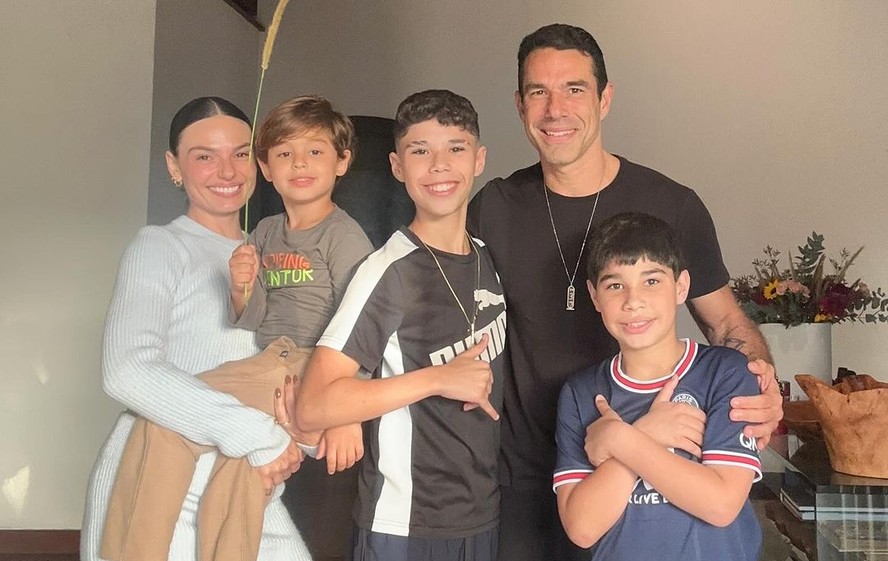 Marcus Buaiz celebra aniversário de 45 anos com Isis Valverde e filhos