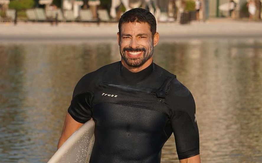 Cauã Reymond arranca suspiros ao curtir dia de surf: 'Meu surfer preferido'