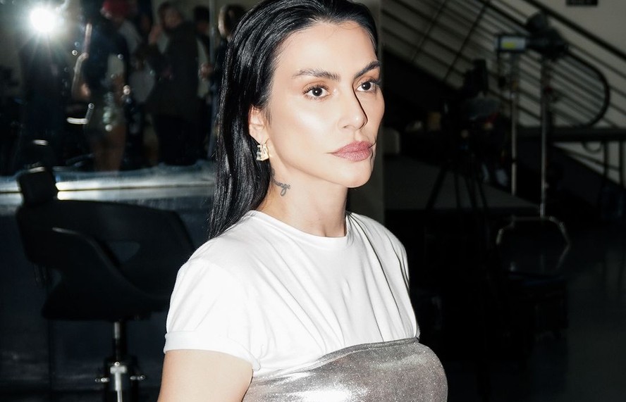 Cleo posa de body brilhante e arranca suspiros com bastidores de ensaio ...