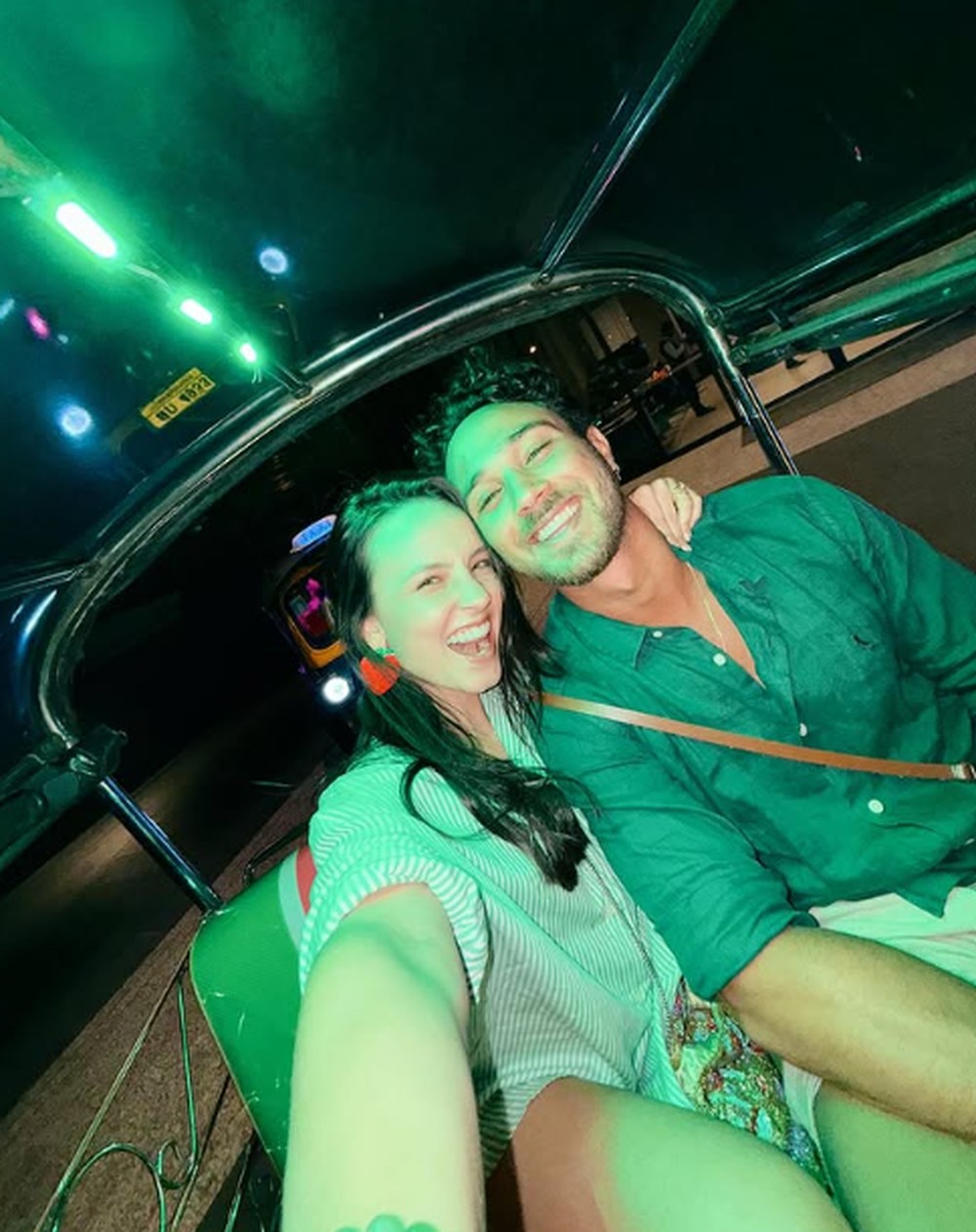 Larissa Manoela abre álbum de fotos em Bangkok com André Luiz Frambach