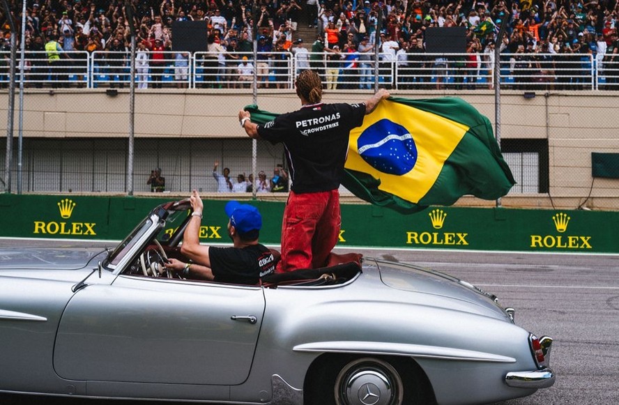 A caminho do GP de São Paulo, Lewis Hamilton posta foto com bandeira do ...