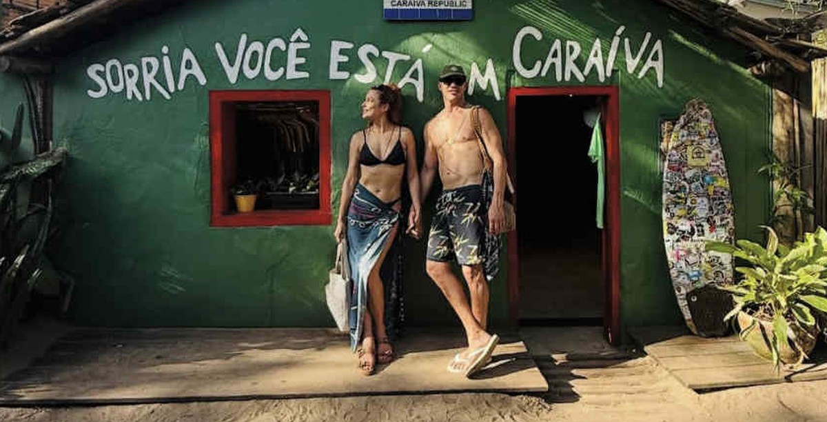 José Loreto posa em clima de romance com Fernanda Marques em Caraíva: 'A vida é pra quem sabe viver'