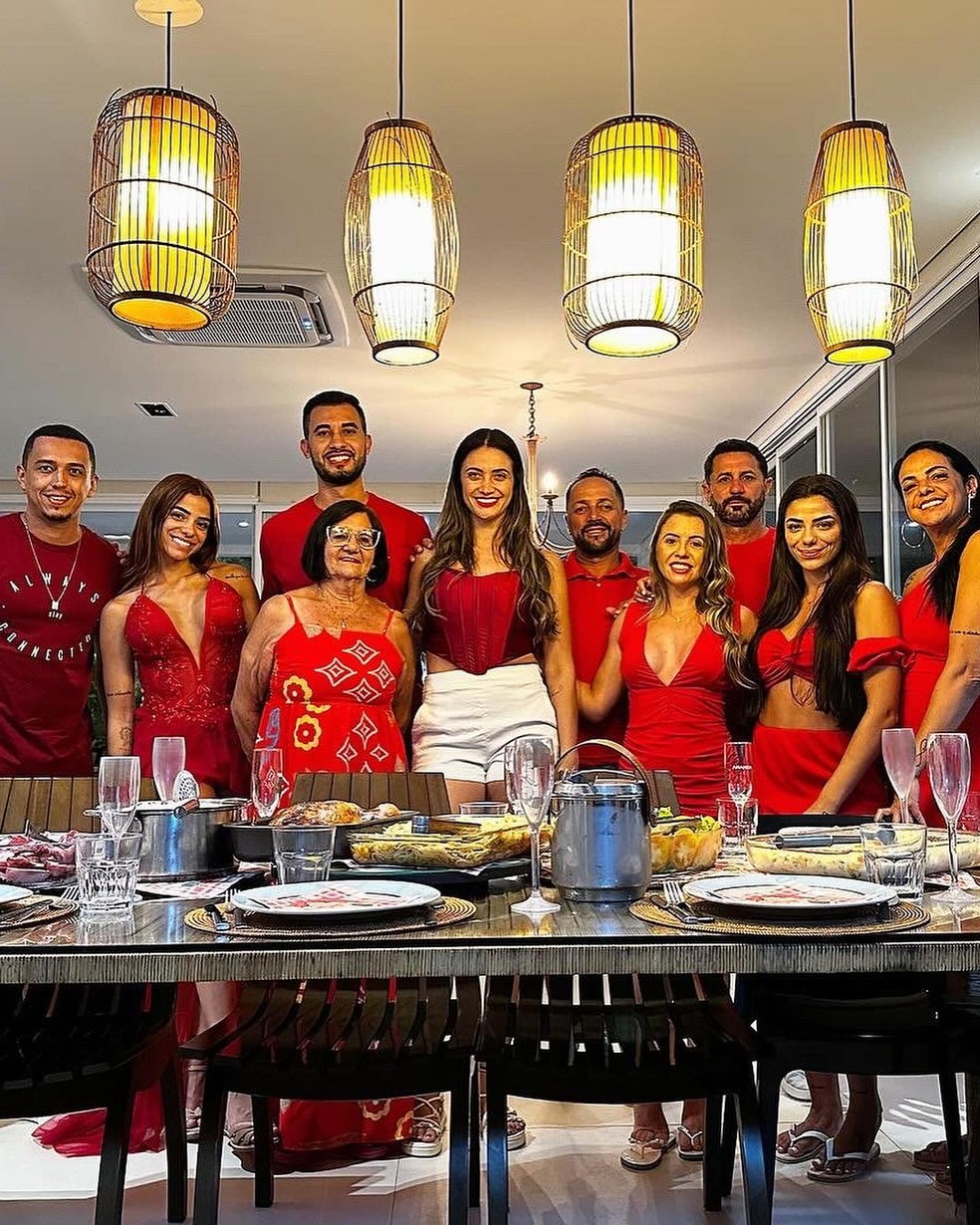 Key Alves abre álbum da ceia de Natal e look vermelho chama a atenção