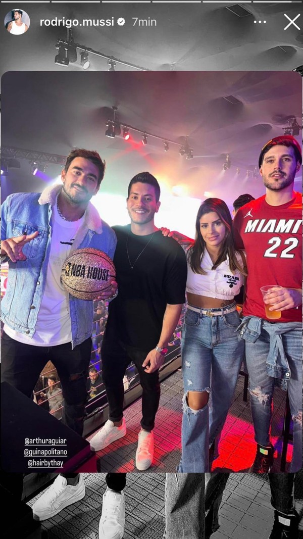 Arthur Aguiar, Rodrigo Mussi e Gui Napolitano posam juntos