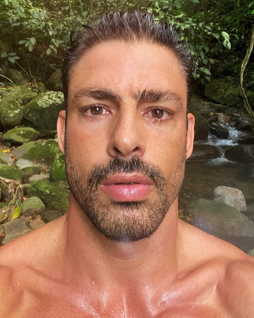 Cauã Reymond celebra 43 anos com clique em meio à natureza