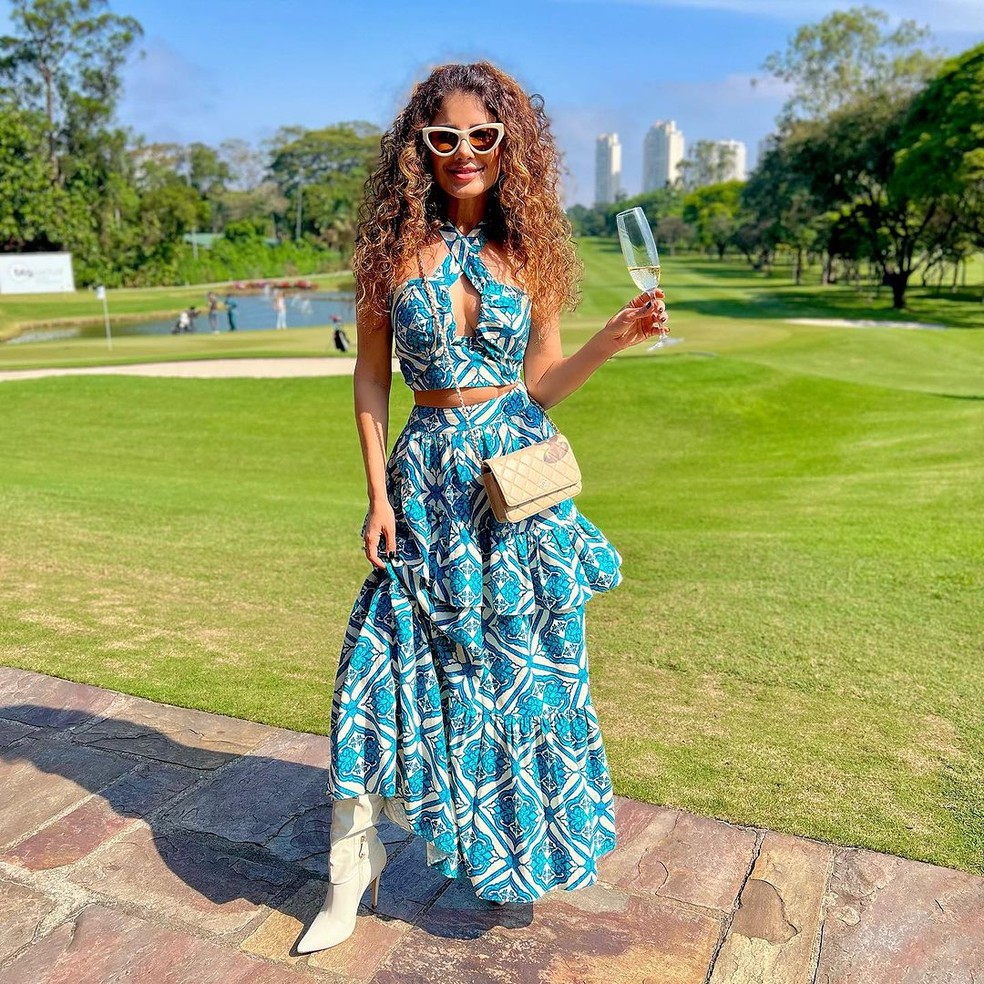 Paula Fernandes causa ao mostrar look diferente e é comparada à cantora ...