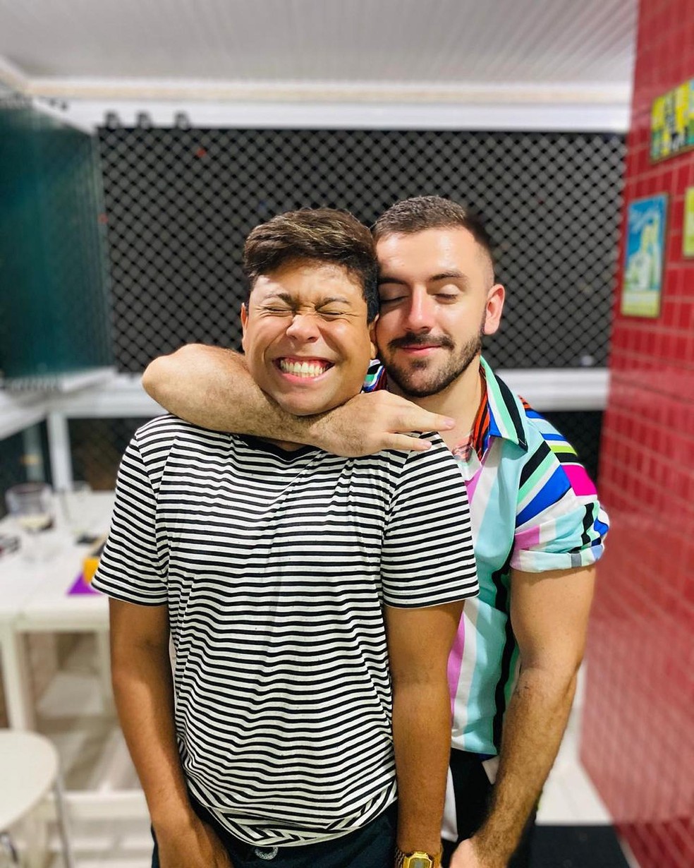 Bruno Matos, intérprete de Blogueirinha, celebra conquista da casa própria com namorado