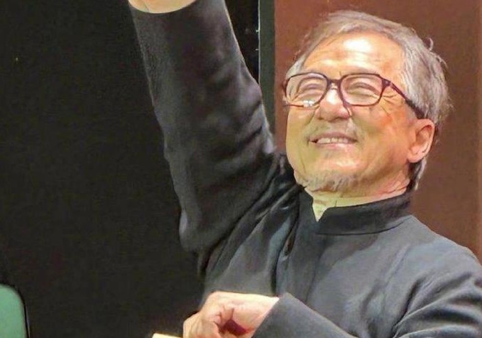 Como está Jackie Chan hoje? Astro aparece grisalho em imagens ...