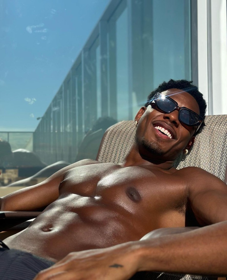 Paulo André posa sem camisa e arranca suspiros: 'Apelando'