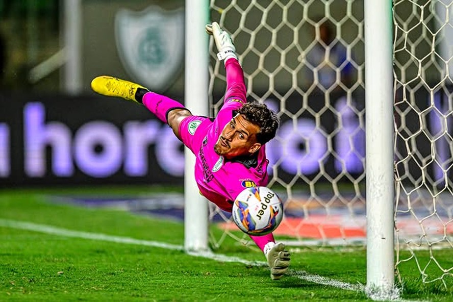 Família de Matheus Mendes, goleiro do América-MG, recebe ameaças e ...