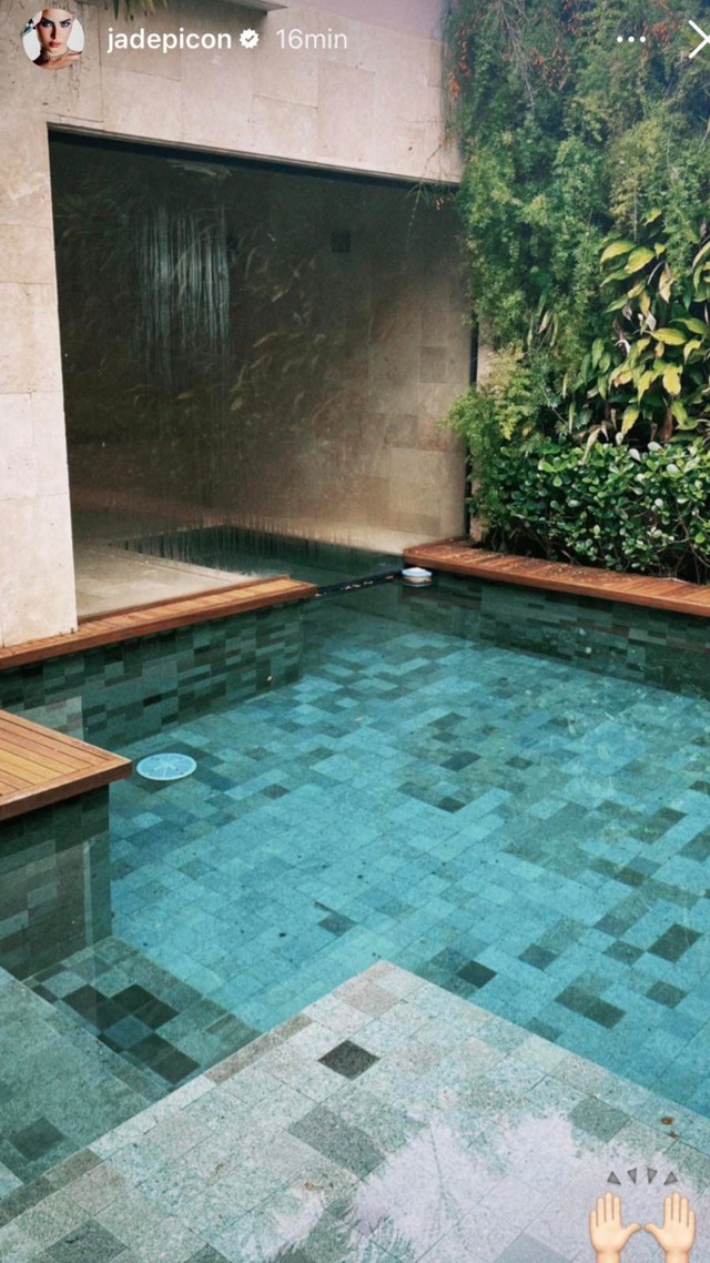 Jade Picon aposta em maiô preto cavado para curtir dia de sol